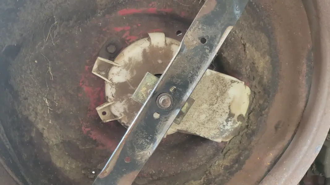 Understanding Riding Mower Blade Direction: A Complete Guide - Lawn Inside